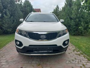 White Kia Sorento 2011 in Tartu, with an engine capacity of 2.20 L and mileage of 203 thousand km for 8399 €, photo 6 on AUTOMOTO.COM.LV