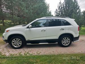 White Kia Sorento 2011 in Tartu, with an engine capacity of 2.20 L and mileage of 203 thousand km for 8399 €, photo 7 on AUTOMOTO.COM.LV