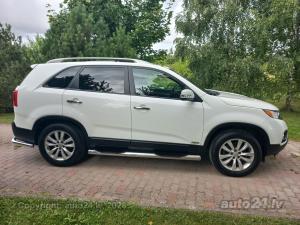 White Kia Sorento 2011 in Tartu, with an engine capacity of 2.20 L and mileage of 203 thousand km for 8399 €, photo 8 on AUTOMOTO.COM.LV