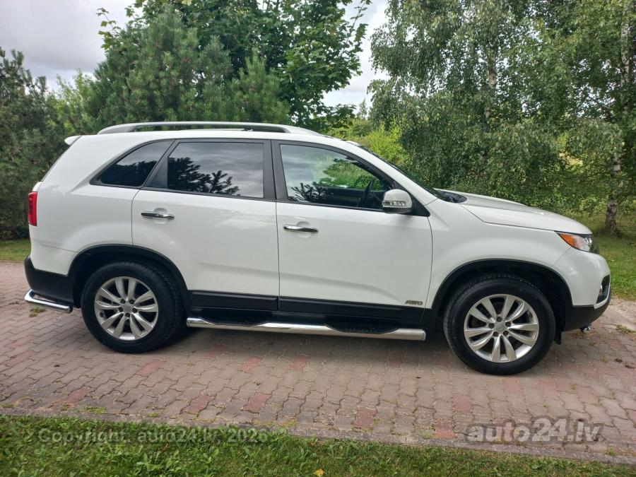 White Kia Sorento 2011 in Tartu, with an engine capacity of 2.20 L and mileage of 203 thousand km for 8399 €, photo 8 on AUTOMOTO.COM.LV