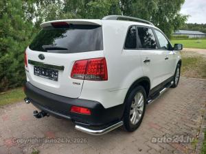 White Kia Sorento 2011 in Tartu, with an engine capacity of 2.20 L and mileage of 203 thousand km for 8399 €, photo 9 on AUTOMOTO.COM.LV