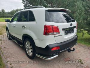 White Kia Sorento 2011 in Tartu, with an engine capacity of 2.20 L and mileage of 203 thousand km for 8399 €, photo 10 on AUTOMOTO.COM.LV