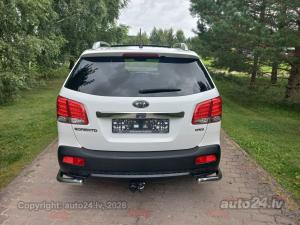 White Kia Sorento 2011 in Tartu, with an engine capacity of 2.20 L and mileage of 203 thousand km for 8399 €, photo 11 on AUTOMOTO.COM.LV