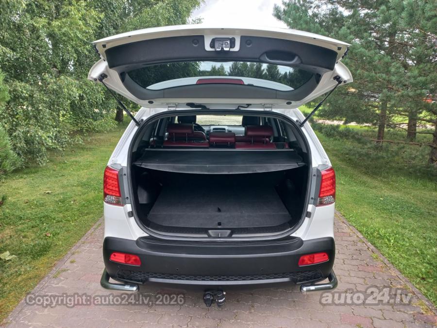 White Kia Sorento 2011 in Tartu, with an engine capacity of 2.20 L and mileage of 203 thousand km for 8399 €, photo 12 on AUTOMOTO.COM.LV