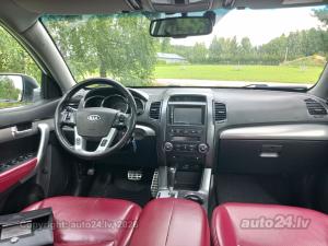 White Kia Sorento 2011 in Tartu, with an engine capacity of 2.20 L and mileage of 203 thousand km for 8399 €, photo 15 on AUTOMOTO.COM.LV