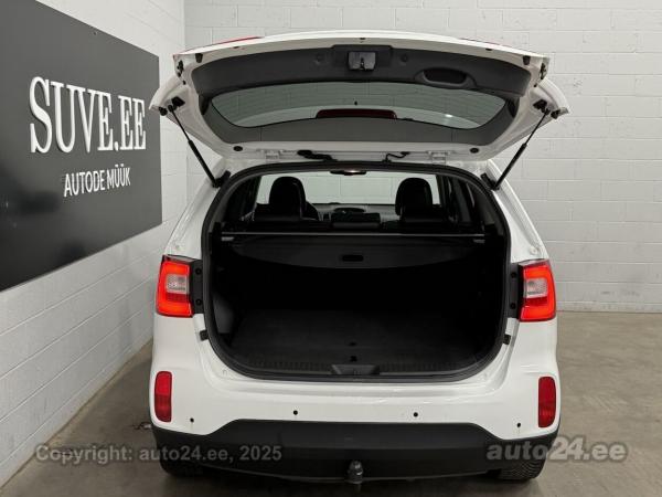 White Kia Sorento 2012 in Tallinn, with an engine capacity of 2.20 L and mileage of 210 thousand km for 8795 €, photo 11 on AUTOMOTO.COM.LV