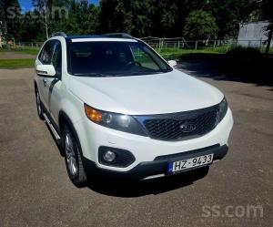 White Kia Sorento 2012 in Riga, with an engine capacity of 2.20 L and mileage of 435 thousand km for 4555 €, photo  on AUTOMOTO.COM.LV