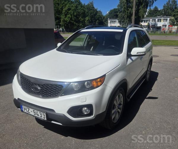 White Kia Sorento 2012 in Riga, with an engine capacity of 2.20 L and mileage of 435 thousand km for 4555 €, photo 2 on AUTOMOTO.COM.LV