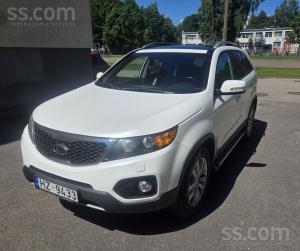 White Kia Sorento 2012 in Riga, with an engine capacity of 2.20 L and mileage of 435 thousand km for 4555 €, photo 3 on AUTOMOTO.COM.LV