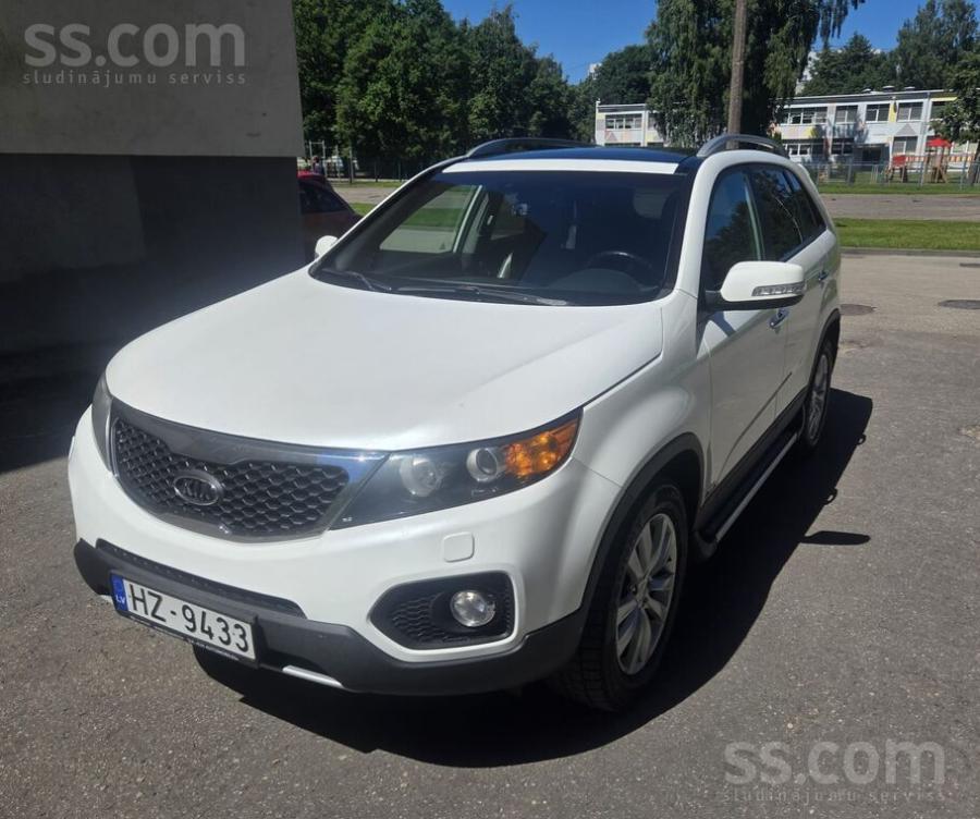 White Kia Sorento 2012 in Riga, with an engine capacity of 2.20 L and mileage of 435 thousand km for 4555 €, photo 3 on AUTOMOTO.COM.LV