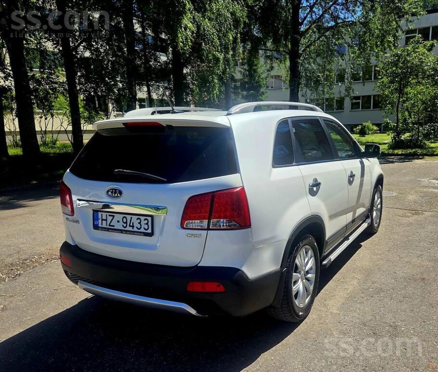 White Kia Sorento 2012 in Riga, with an engine capacity of 2.20 L and mileage of 435 thousand km for 4555 €, photo 5 on AUTOMOTO.COM.LV