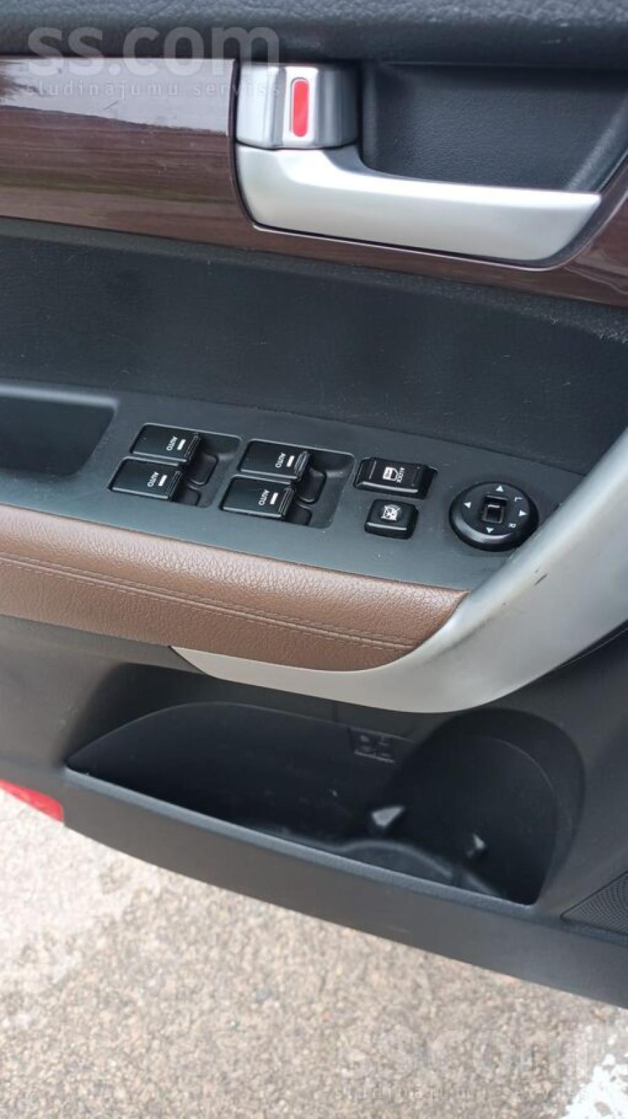 Balts Kia Sorento 2012 Rīga, ar dzinēja tilpumu 2.20 L un nobraukumu 435 tūkst. km par 4299 €, foto 9 vietnē AUTOMOTO.COM.LV