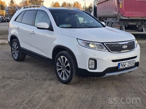 White Kia Sorento 2013 in Riga, with an engine capacity of 2.20 L and mileage of 227 thousand km for 10500 €, photo 1 on AUTOMOTO.COM.LV