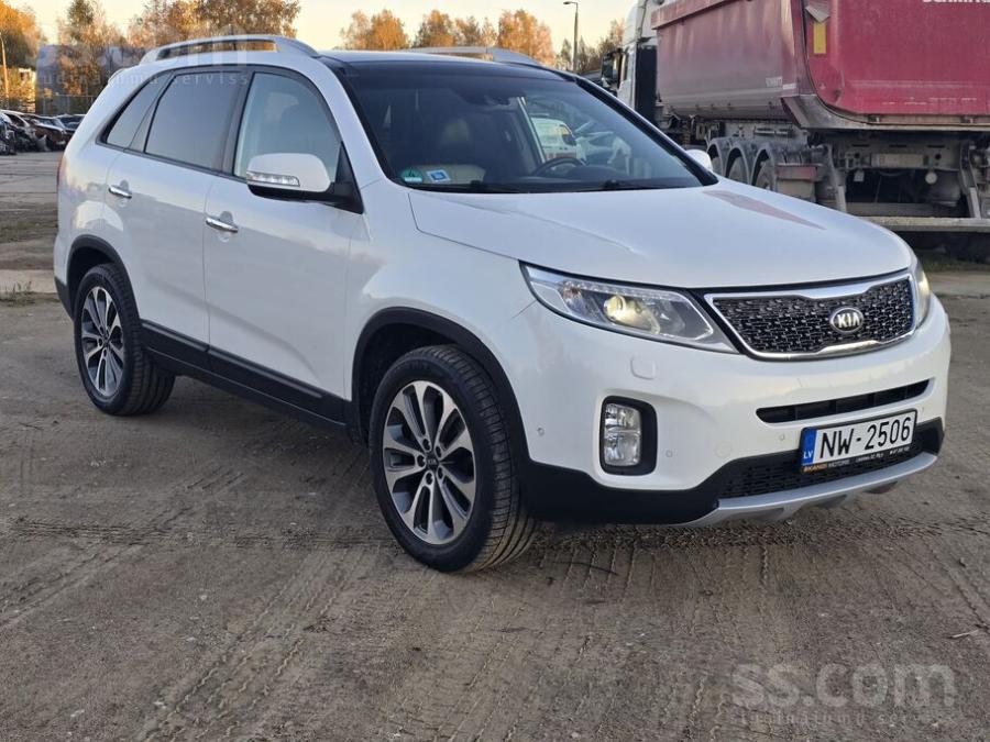 White Kia Sorento 2013 in Riga, with an engine capacity of 2.20 L and mileage of 227 thousand km for 10500 €, photo 1 on AUTOMOTO.COM.LV