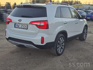 White Kia Sorento 2013 in Riga, with an engine capacity of 2.20 L and mileage of 227 thousand km for 10500 €, photo 3 on AUTOMOTO.COM.LV