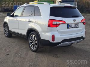 White Kia Sorento 2013 in Riga, with an engine capacity of 2.20 L and mileage of 227 thousand km for 10500 €, photo 6 on AUTOMOTO.COM.LV