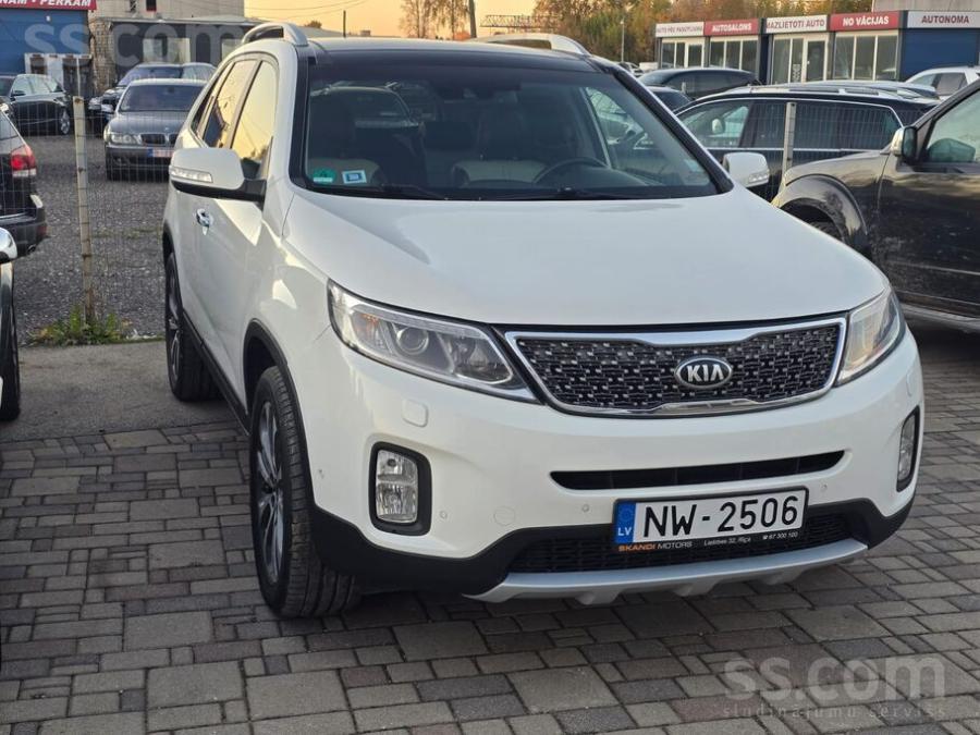 White Kia Sorento 2013 in Riga, with an engine capacity of 2.20 L and mileage of 227 thousand km for 10500 €, photo 13 on AUTOMOTO.COM.LV