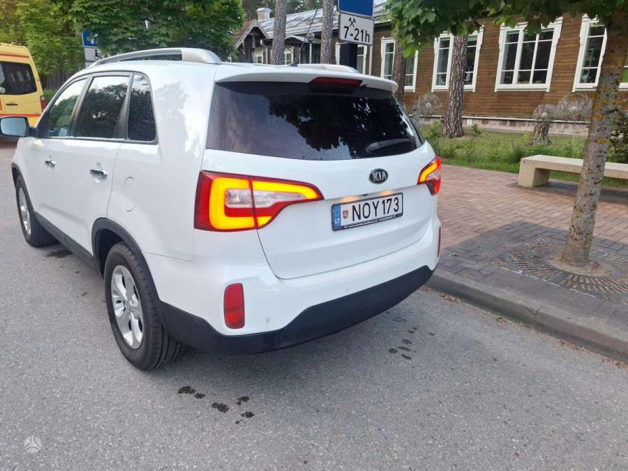 White Kia Sorento 2013 in Alytus, with an engine capacity of 2.20 L and mileage of 235 thousand km for 8300 €, photo 1 on AUTOMOTO.COM.LV