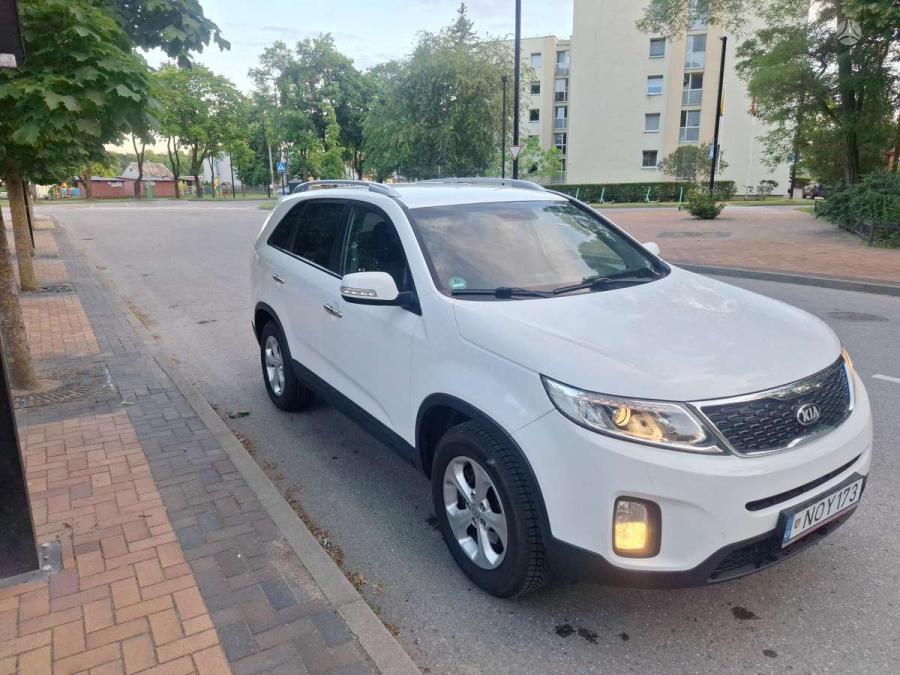 White Kia Sorento 2013 in Alytus, with an engine capacity of 2.20 L and mileage of 235 thousand km for 8300 €, photo 4 on AUTOMOTO.COM.LV