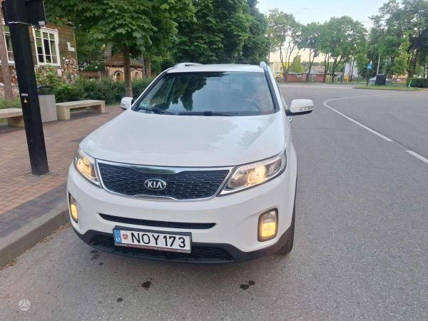 White Kia Sorento 2013 in Alytus, with an engine capacity of 2.20 L and mileage of 235 thousand km for 8300 €, photo 4 on AUTOMOTO.COM.LV