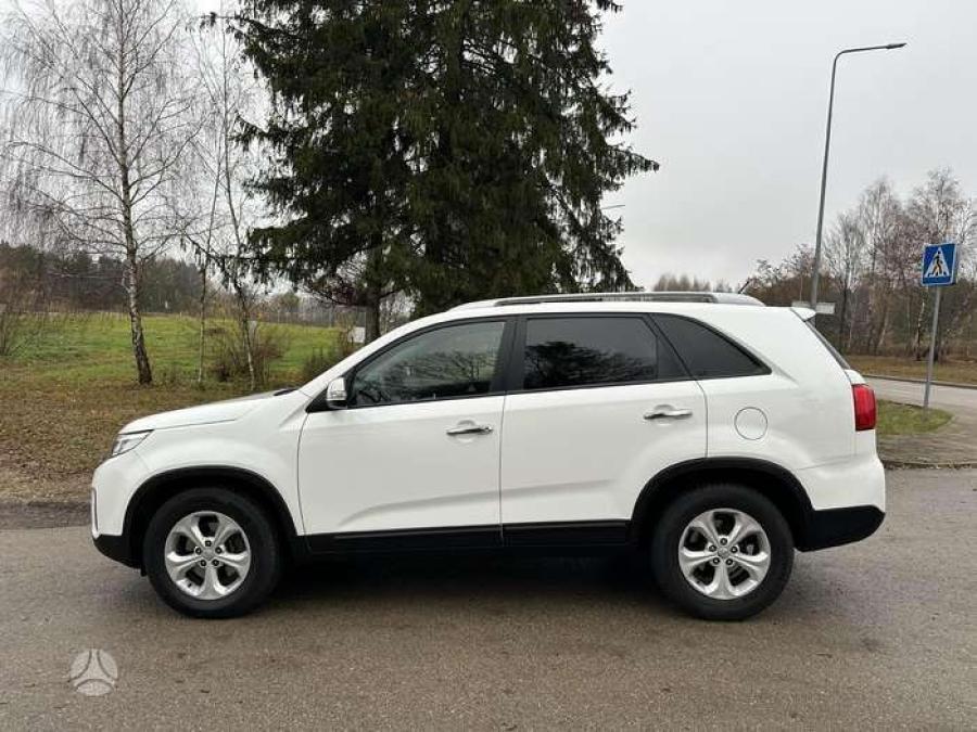 White Kia Sorento 2013 in Alytus, with an engine capacity of 2.20 L and mileage of 235 thousand km for 8300 €, photo 6 on AUTOMOTO.COM.LV