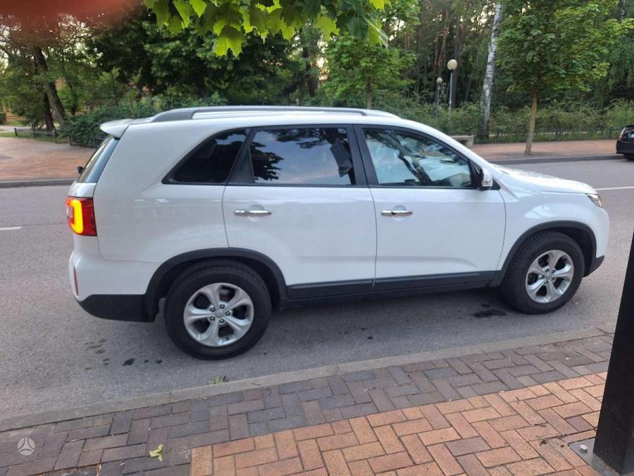 White Kia Sorento 2013 in Alytus, with an engine capacity of 2.20 L and mileage of 235 thousand km for 8300 €, photo 7 on AUTOMOTO.COM.LV