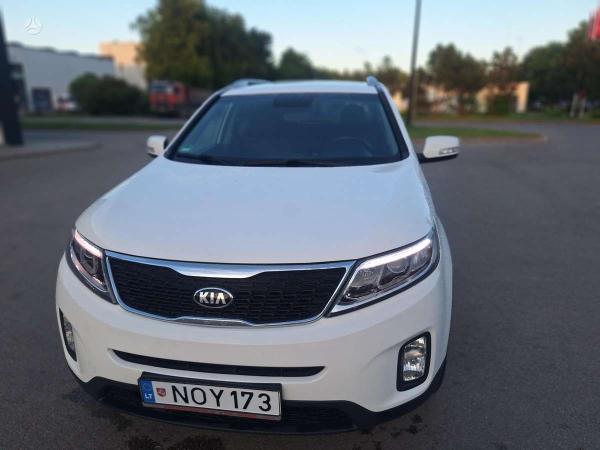 White Kia Sorento 2013 in Alytus, with an engine capacity of 2.20 L and mileage of 235 thousand km for 8300 €, photo 7 on AUTOMOTO.COM.LV