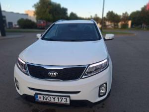 White Kia Sorento 2013 in Alytus, with an engine capacity of 2.20 L and mileage of 235 thousand km for 8300 €, photo 8 on AUTOMOTO.COM.LV