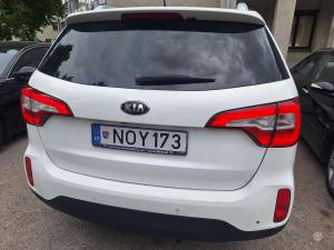 White Kia Sorento 2013 in Alytus, with an engine capacity of 2.20 L and mileage of 235 thousand km for 8300 €, photo 9 on AUTOMOTO.COM.LV