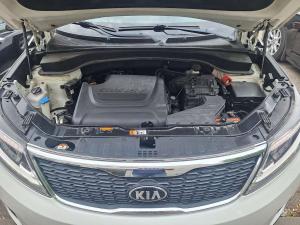 White Kia Sorento 2013 in Alytus, with an engine capacity of 2.20 L and mileage of 235 thousand km for 8300 €, photo 10 on AUTOMOTO.COM.LV