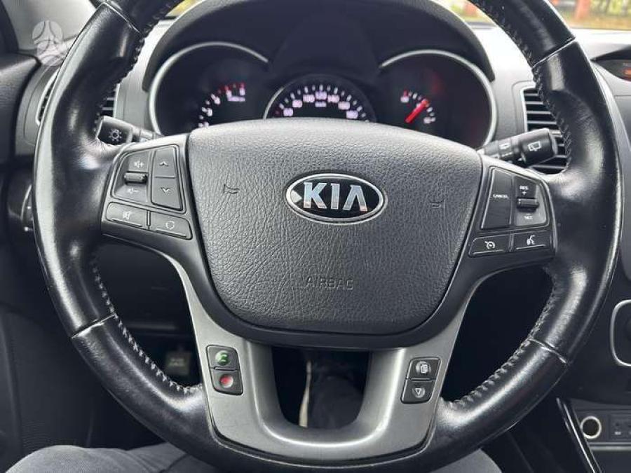 White Kia Sorento 2013 in Alytus, with an engine capacity of 2.20 L and mileage of 235 thousand km for 8300 €, photo 11 on AUTOMOTO.COM.LV