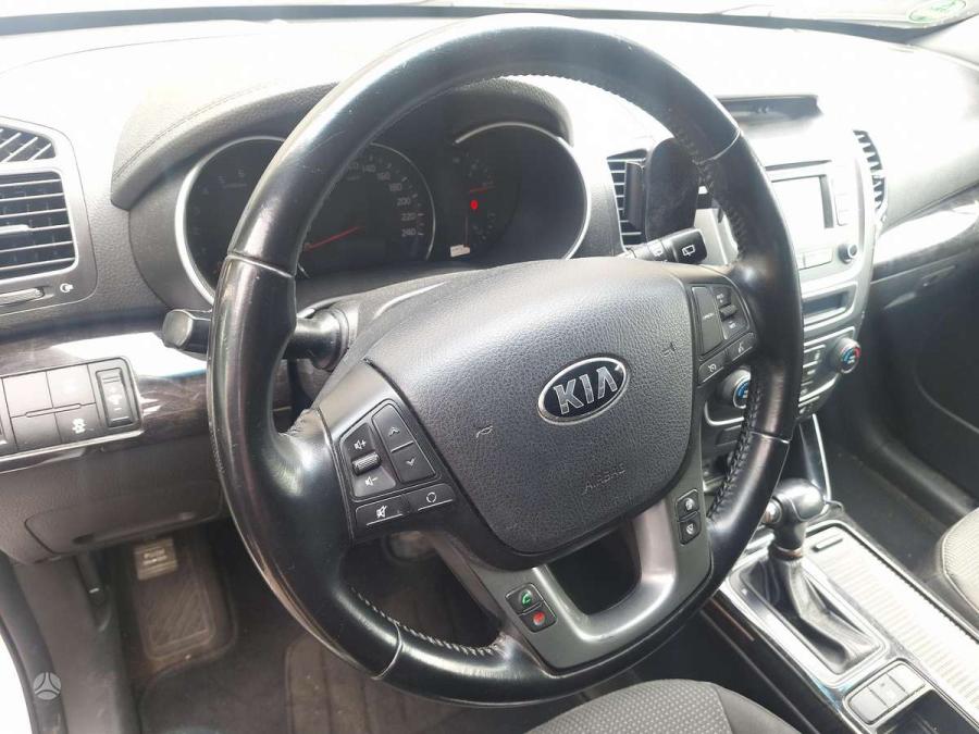 White Kia Sorento 2013 in Alytus, with an engine capacity of 2.20 L and mileage of 235 thousand km for 8300 €, photo 13 on AUTOMOTO.COM.LV