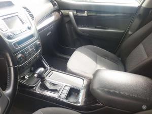 White Kia Sorento 2013 in Alytus, with an engine capacity of 2.20 L and mileage of 235 thousand km for 8300 €, photo 15 on AUTOMOTO.COM.LV