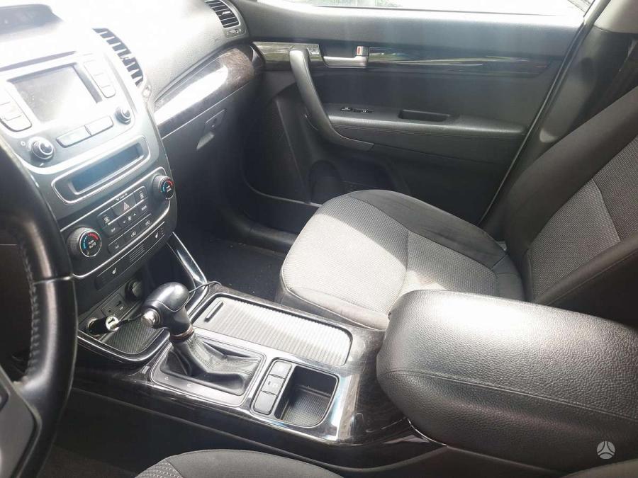White Kia Sorento 2013 in Alytus, with an engine capacity of 2.20 L and mileage of 235 thousand km for 8300 €, photo 15 on AUTOMOTO.COM.LV