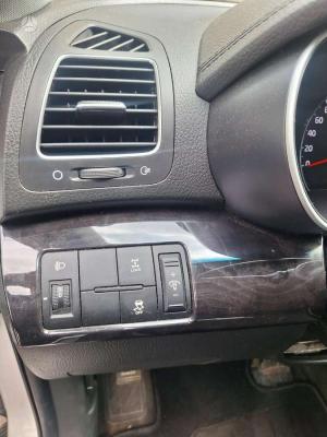 White Kia Sorento 2013 in Alytus, with an engine capacity of 2.20 L and mileage of 235 thousand km for 8300 €, photo 16 on AUTOMOTO.COM.LV