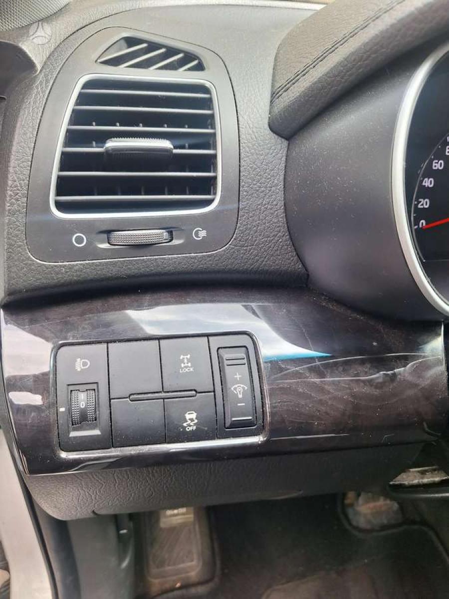 White Kia Sorento 2013 in Alytus, with an engine capacity of 2.20 L and mileage of 235 thousand km for 8300 €, photo 16 on AUTOMOTO.COM.LV