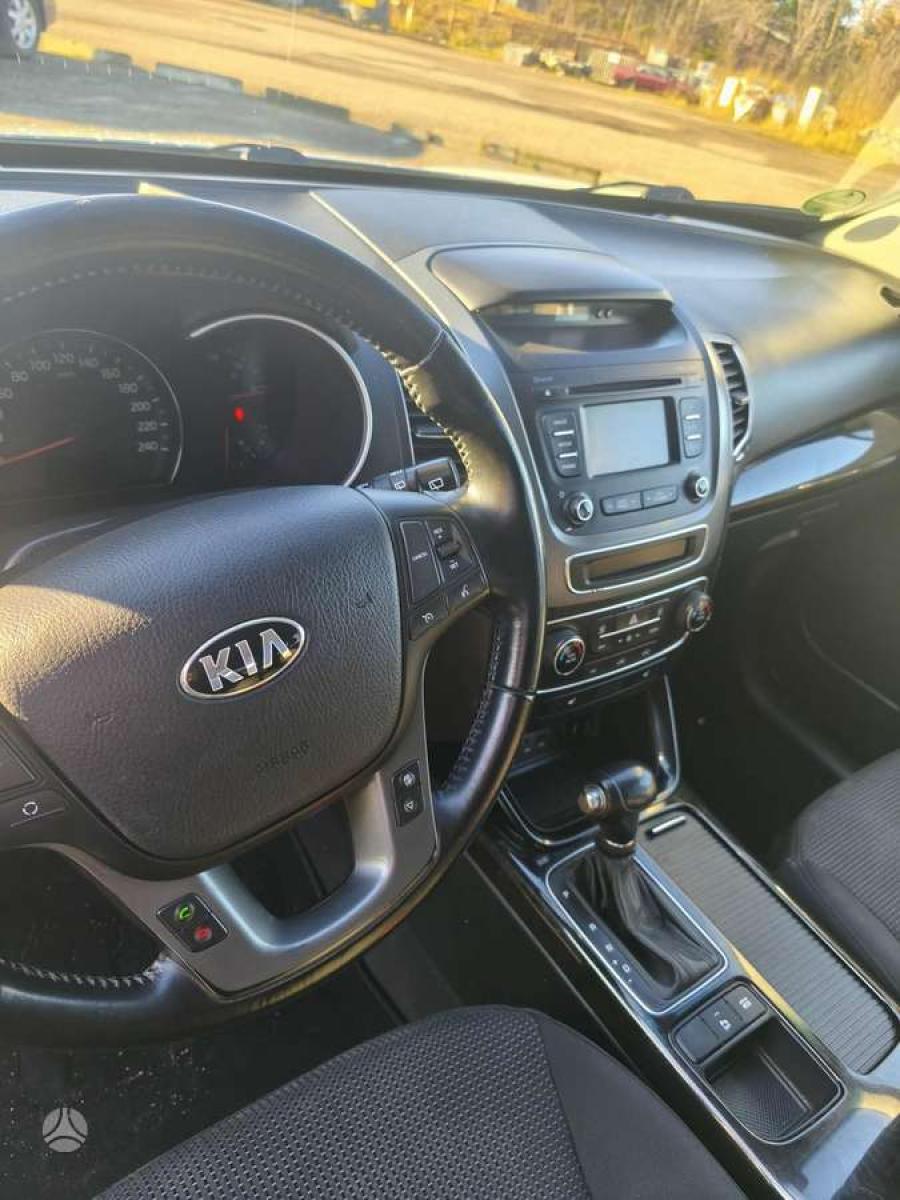White Kia Sorento 2013 in Alytus, with an engine capacity of 2.20 L and mileage of 235 thousand km for 8300 €, photo 17 on AUTOMOTO.COM.LV