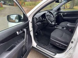 White Kia Sorento 2013 in Alytus, with an engine capacity of 2.20 L and mileage of 235 thousand km for 8300 €, photo 19 on AUTOMOTO.COM.LV