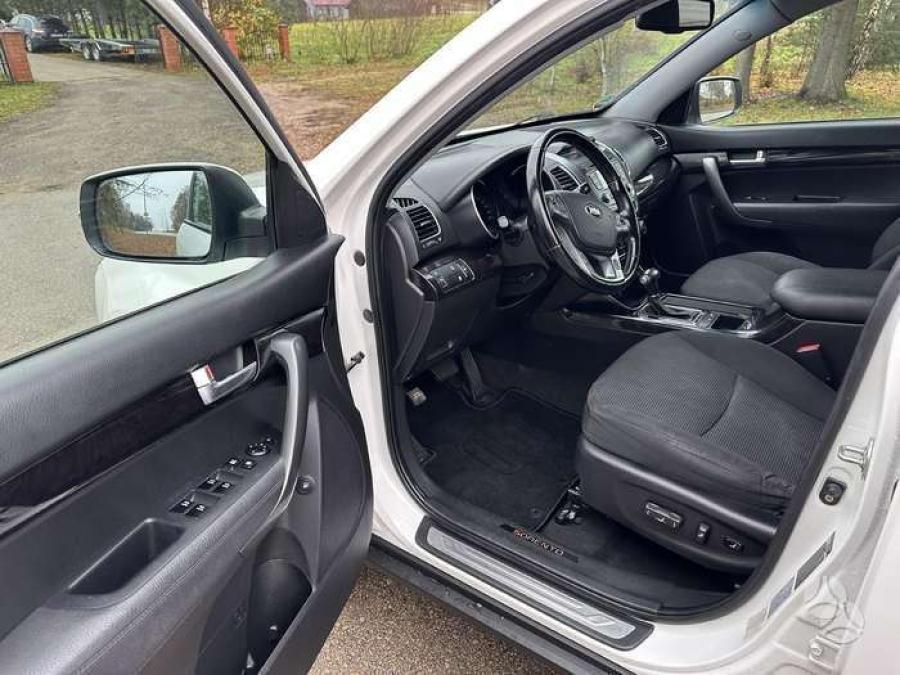White Kia Sorento 2013 in Alytus, with an engine capacity of 2.20 L and mileage of 235 thousand km for 8300 €, photo 19 on AUTOMOTO.COM.LV