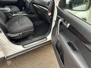 White Kia Sorento 2013 in Alytus, with an engine capacity of 2.20 L and mileage of 235 thousand km for 8300 €, photo 20 on AUTOMOTO.COM.LV