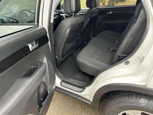 White Kia Sorento 2013 in Alytus, with an engine capacity of 2.20 L and mileage of 235 thousand km for 8300 €, photo 21 on AUTOMOTO.COM.LV
