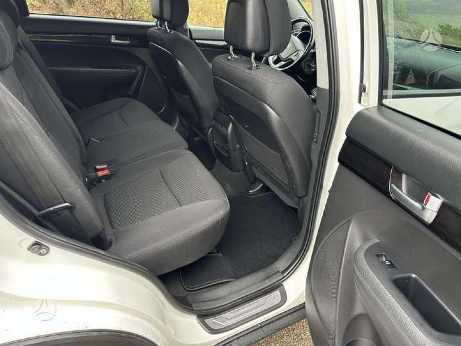 White Kia Sorento 2013 in Alytus, with an engine capacity of 2.20 L and mileage of 235 thousand km for 8300 €, photo 22 on AUTOMOTO.COM.LV