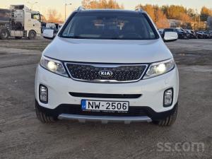 White Kia Sorento 2013 in Liepaja, with an engine capacity of 2.20 L and mileage of 227 thousand km for 9500 €, photo 3 on AUTOMOTO.COM.LV