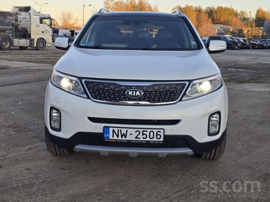 White Kia Sorento 2013 in Liepaja, with an engine capacity of 2.20 L and mileage of 227 thousand km for 9500 €, photo 3 on AUTOMOTO.COM.LV