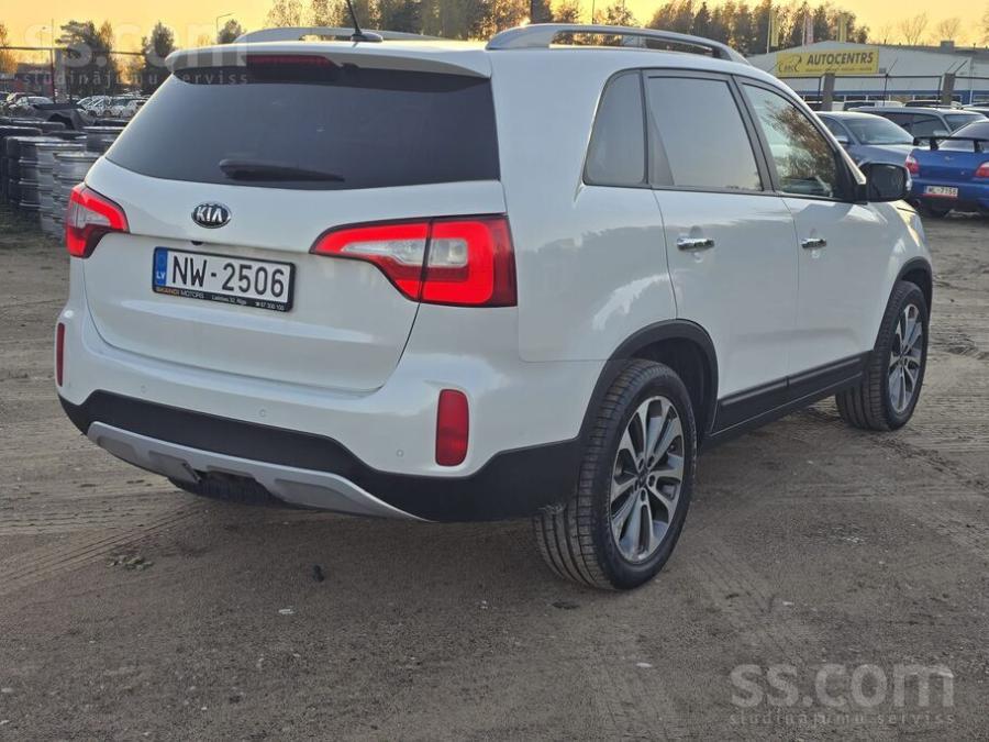 White Kia Sorento 2013 in Liepaja, with an engine capacity of 2.20 L and mileage of 227 thousand km for 9500 €, photo 4 on AUTOMOTO.COM.LV