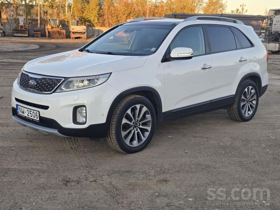 White Kia Sorento 2013 in Liepaja, with an engine capacity of 2.20 L and mileage of 227 thousand km for 9500 €, photo 5 on AUTOMOTO.COM.LV
