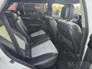 White Kia Sorento 2013 in Liepaja, with an engine capacity of 2.20 L and mileage of 227 thousand km for 9500 €, photo 9 on AUTOMOTO.COM.LV