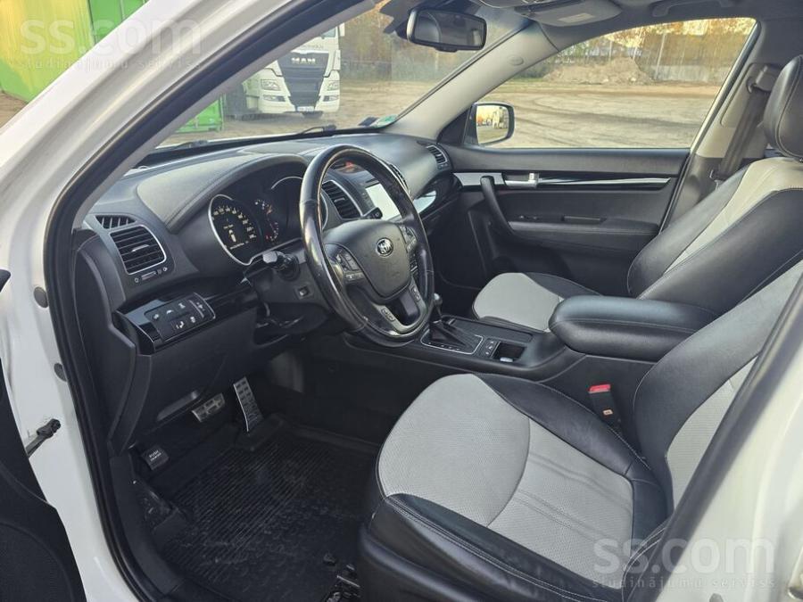 White Kia Sorento 2013 in Liepaja, with an engine capacity of 2.20 L and mileage of 227 thousand km for 9500 €, photo 10 on AUTOMOTO.COM.LV