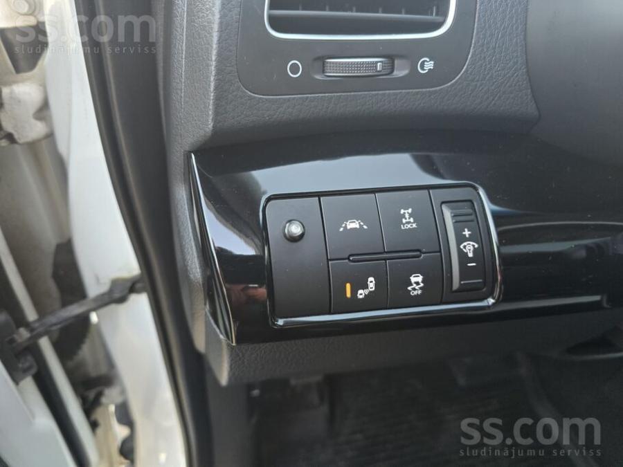White Kia Sorento 2013 in Liepaja, with an engine capacity of 2.20 L and mileage of 227 thousand km for 9500 €, photo 11 on AUTOMOTO.COM.LV