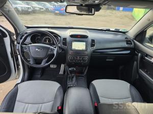White Kia Sorento 2013 in Liepaja, with an engine capacity of 2.20 L and mileage of 227 thousand km for 9500 €, photo 13 on AUTOMOTO.COM.LV